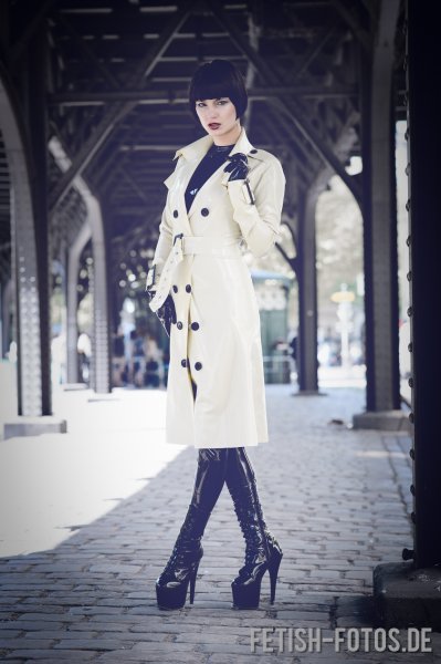 Latexmantel Clara auf Maß und chloriert im Shop