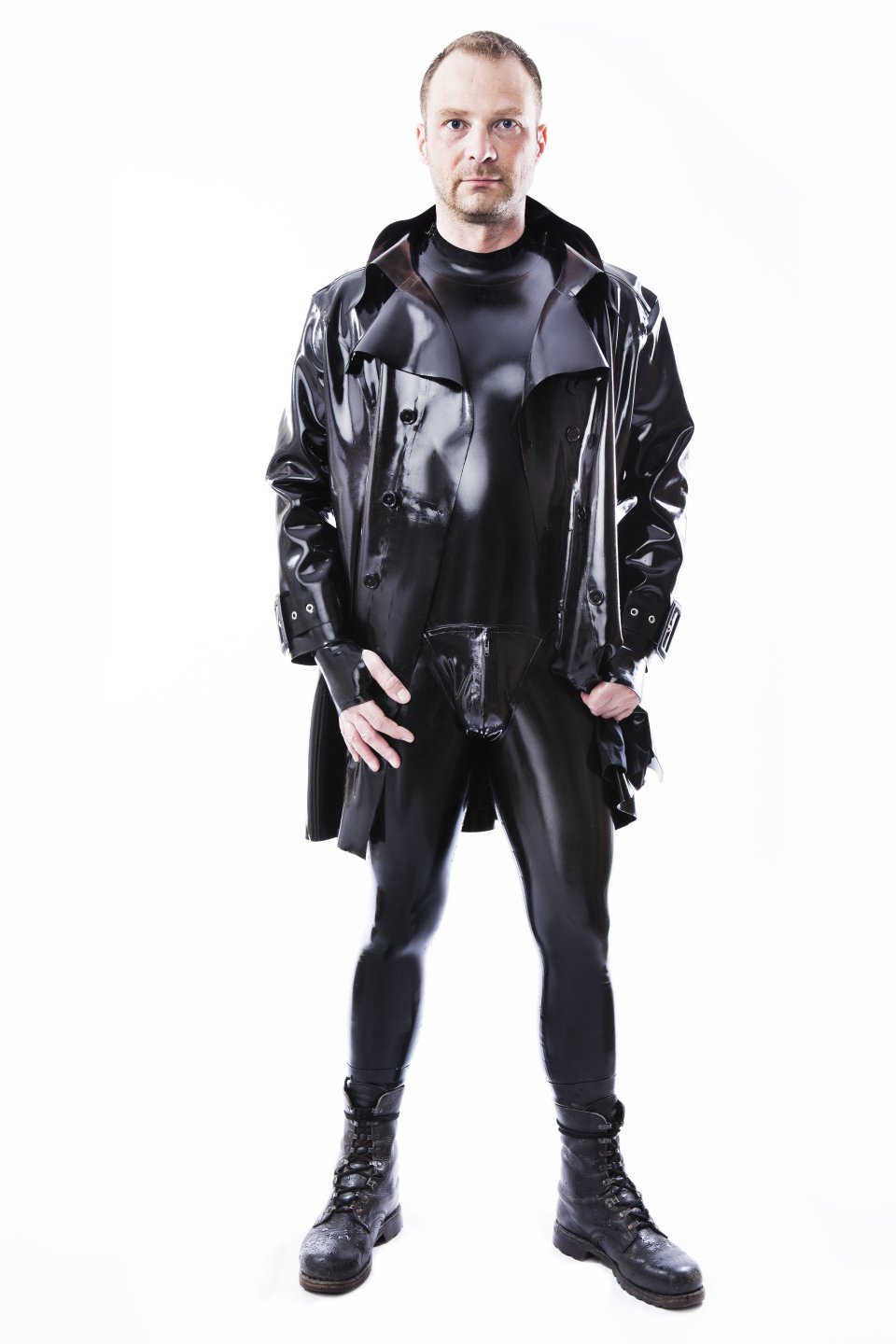 Latexmantel Tom K auf Maß geschneidert